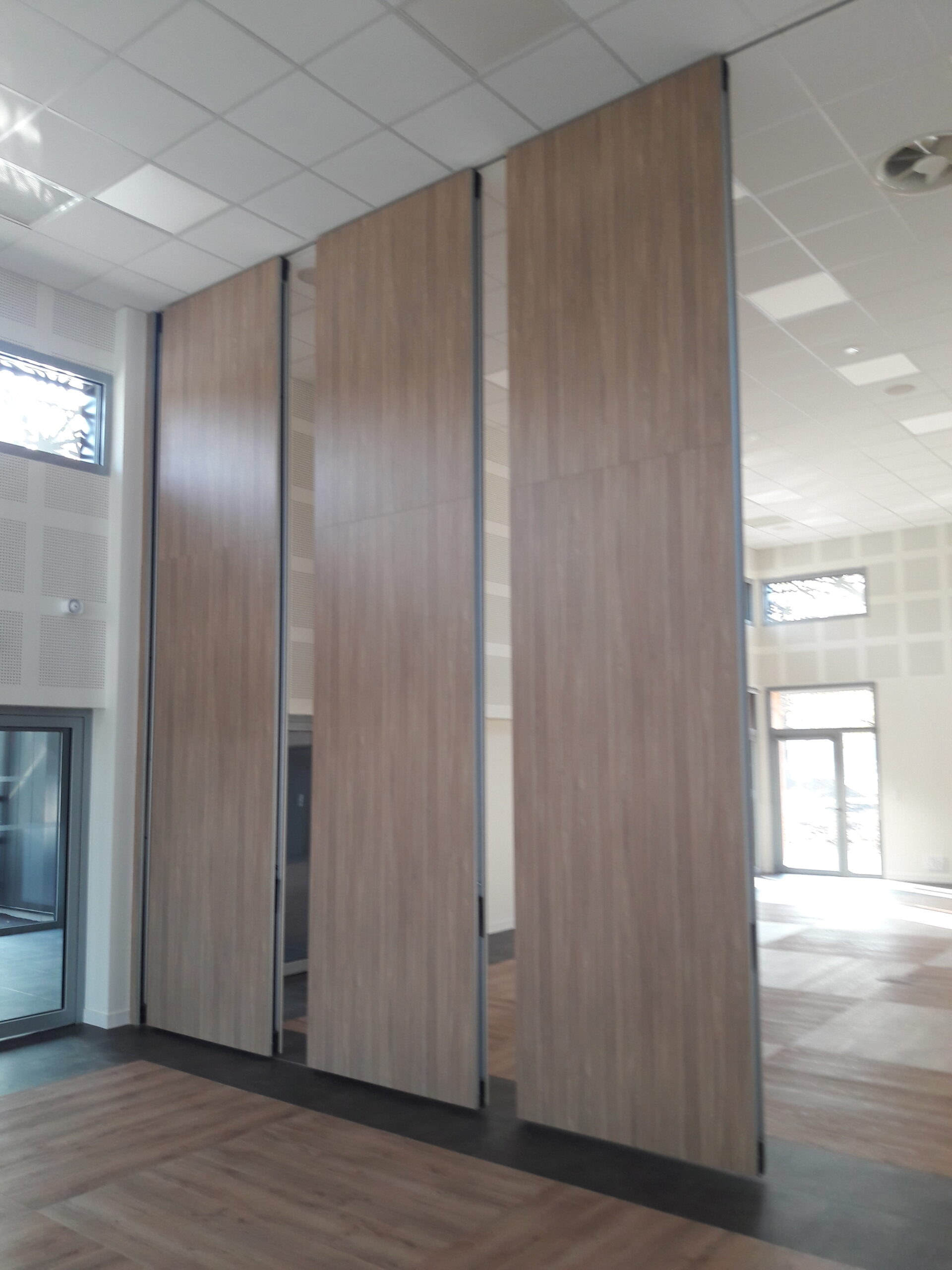 Cloison mobile grande hauteur 5 m - Pose de murs mobiles EOLE